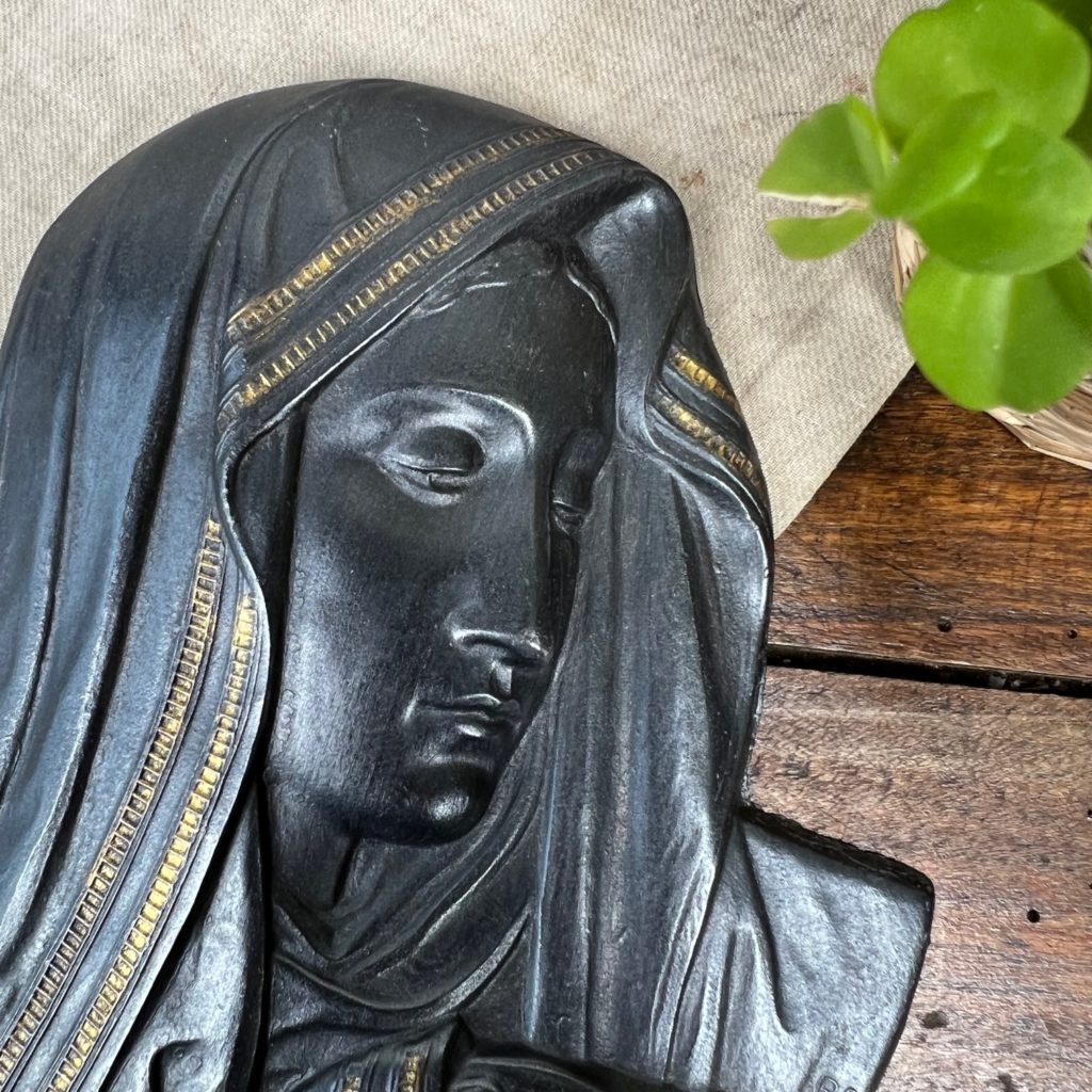 Visage de la vierge en régule noire et dorée - Ma valise en carton