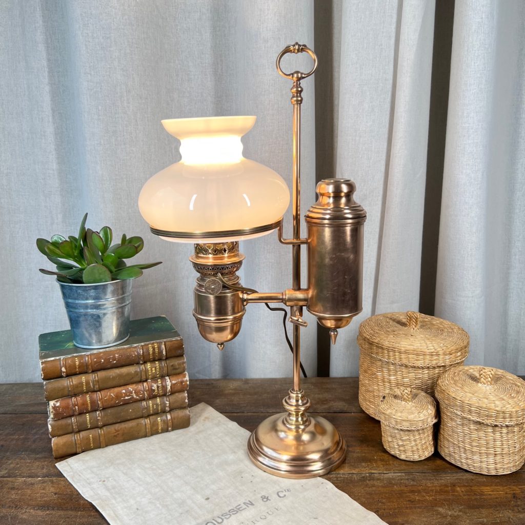 Lampe Quinquet en laiton et opaline - Ma valise en carton