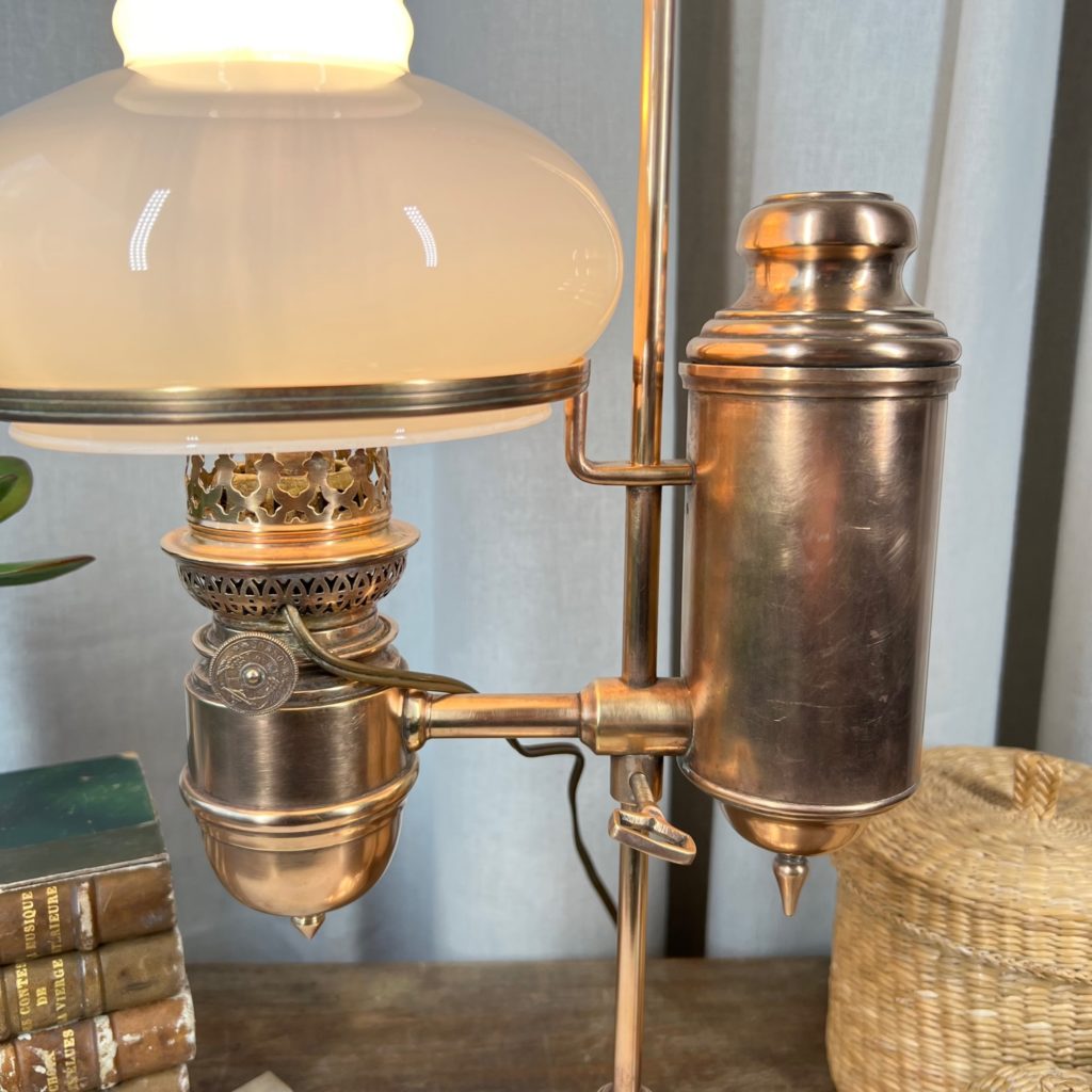 Lampe Quinquet en laiton et opaline - Ma valise en carton