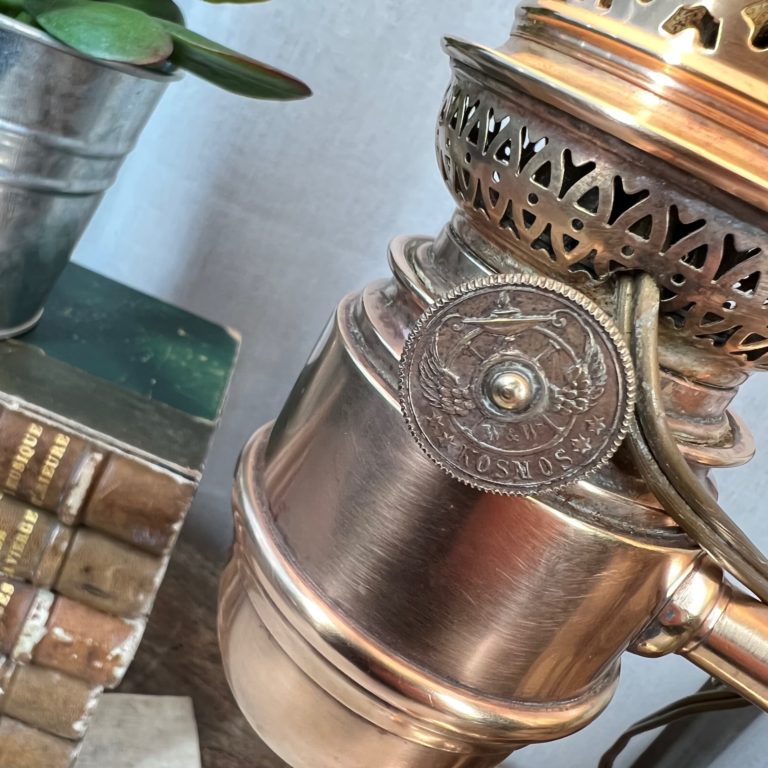 Lampe Quinquet en laiton et opaline - Ma valise en carton